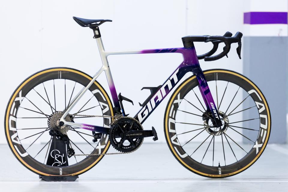 What gear is Team Jayco AlUla riding on in 2025?